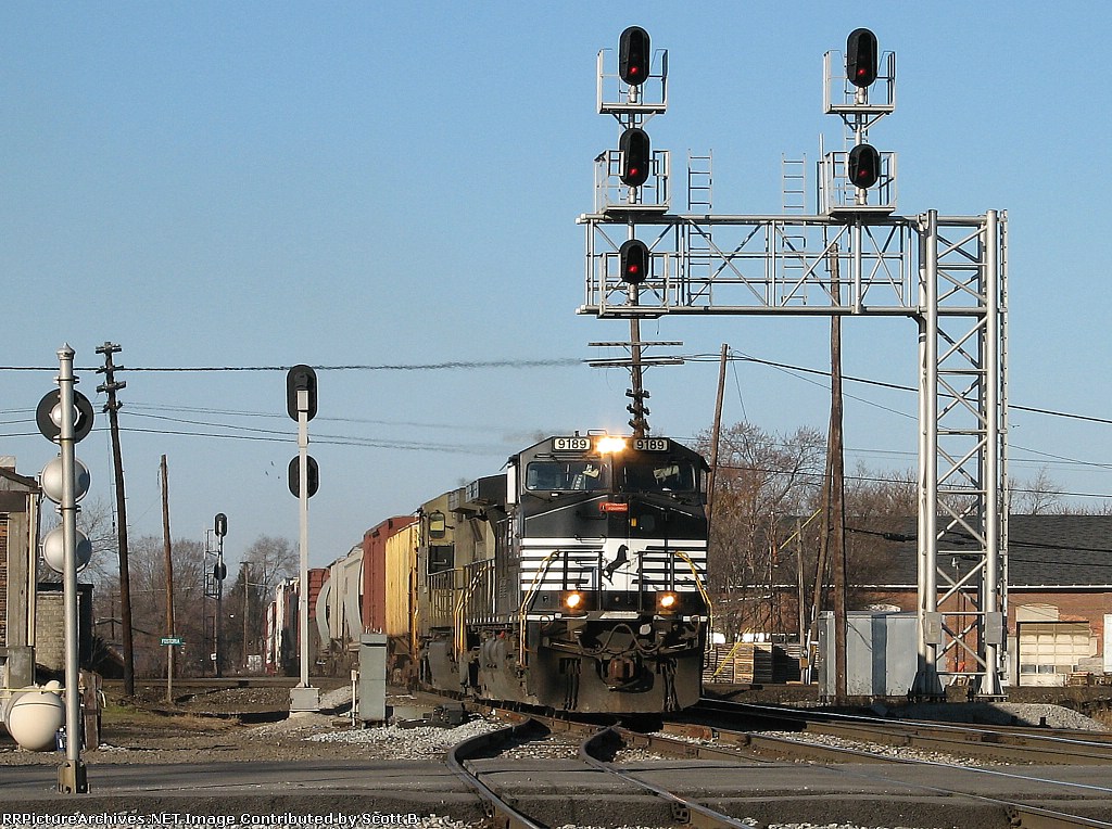 NS 9189 NS 16K approaching Town Street